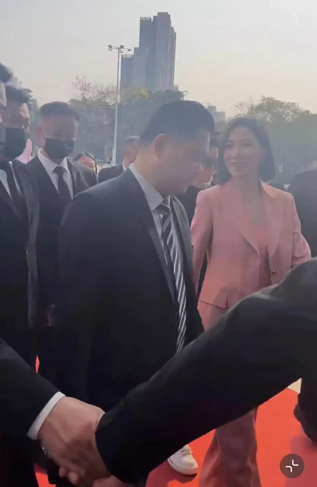 Charmaine Sheh's recent situation is exposed! Dressed in a pink suit ...