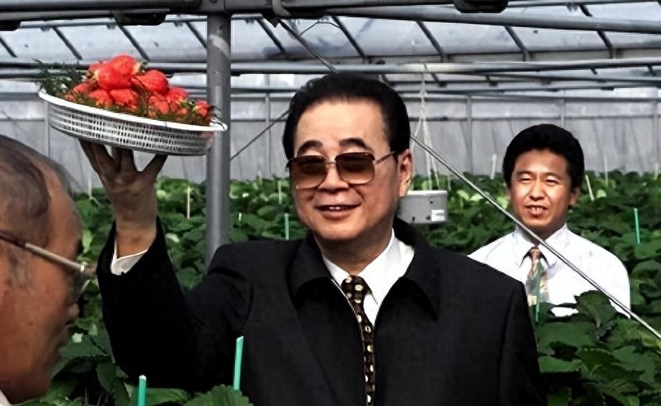 In 1984, a rare family portrait of Li Peng, in which his wife Zhu Lin ...