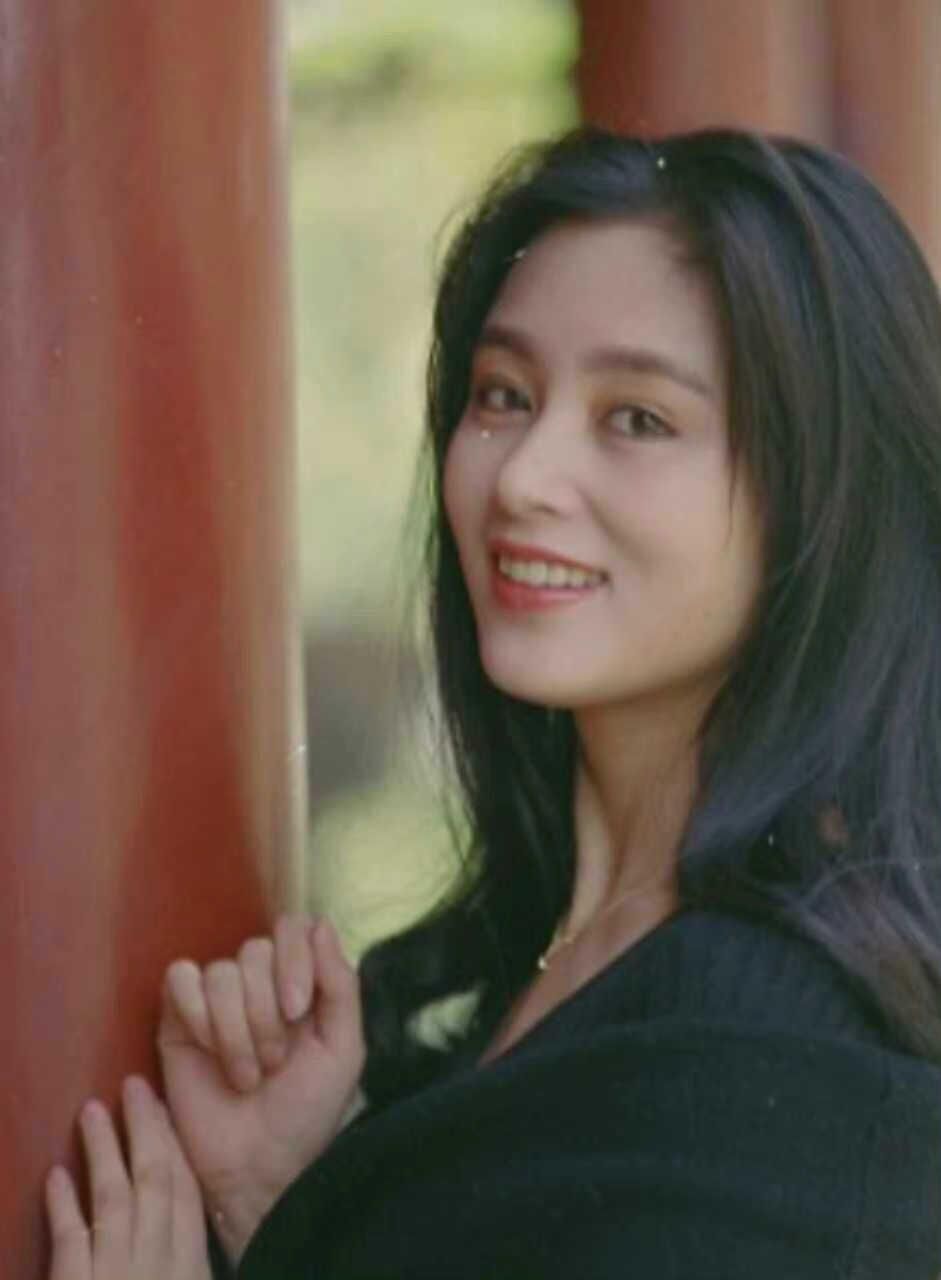 After seeing Chen Hong's old photos, I realized what a "palace-level beauty" is - iNEWS