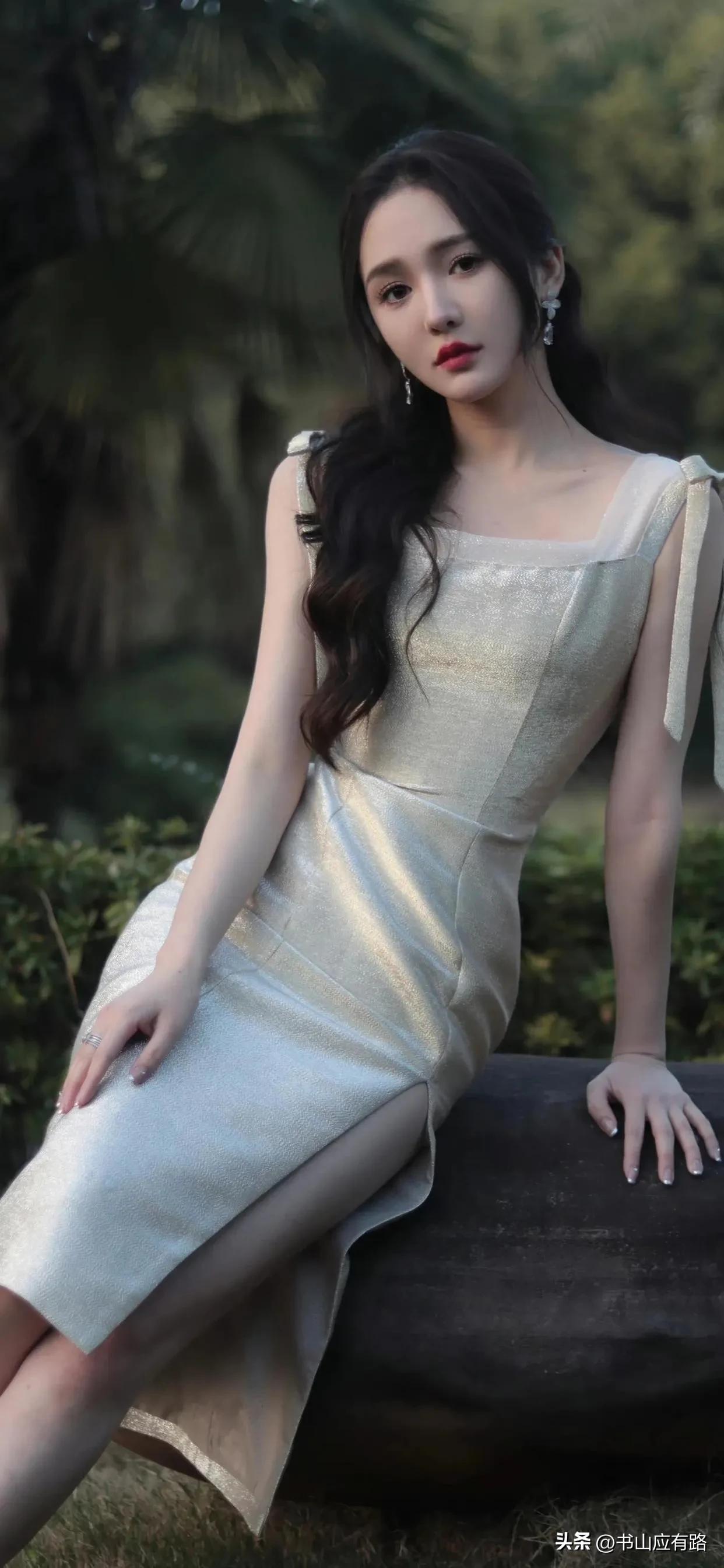 Jin Mengjia: Red Lips Suspender Dress - iMedia