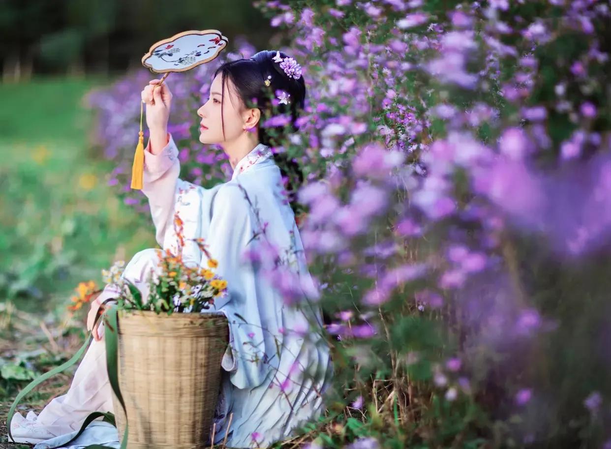 Collection of beautiful photos of singer Bian Li - iNEWS