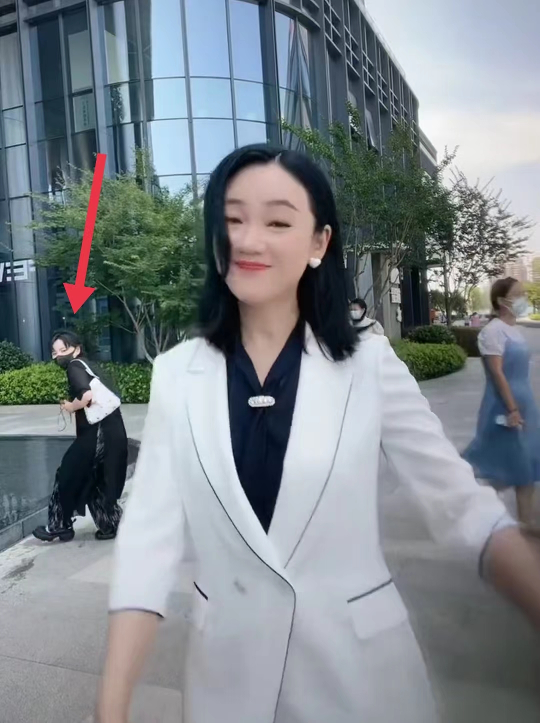 The well-known host Zhou Qun danced on the streets, and his exaggerated expressions caused ...