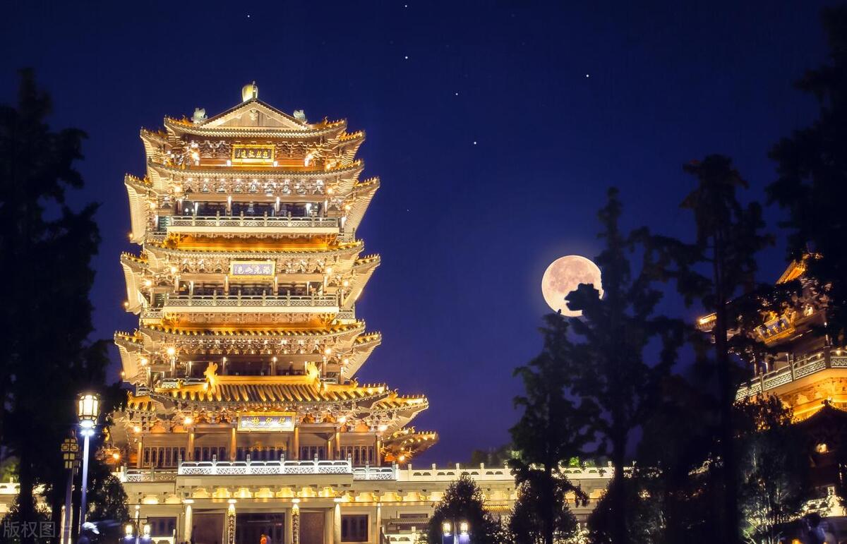 Night view of Daming Lake in Jinan - iNEWS