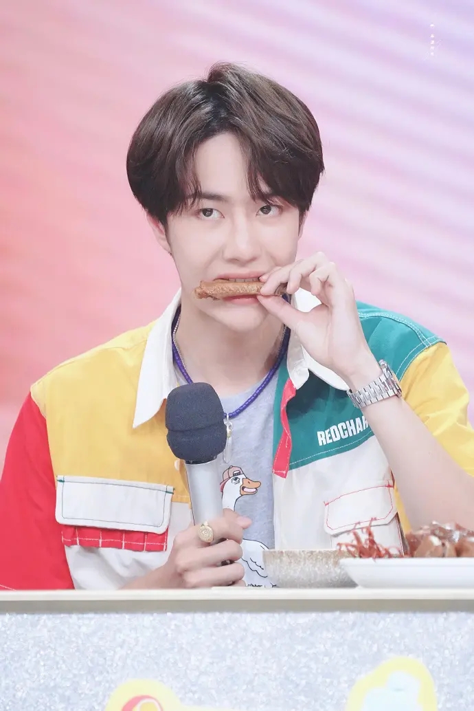 Huang Bo and Wang Yibo's posters staged the new Dapeng movie "Touching ...