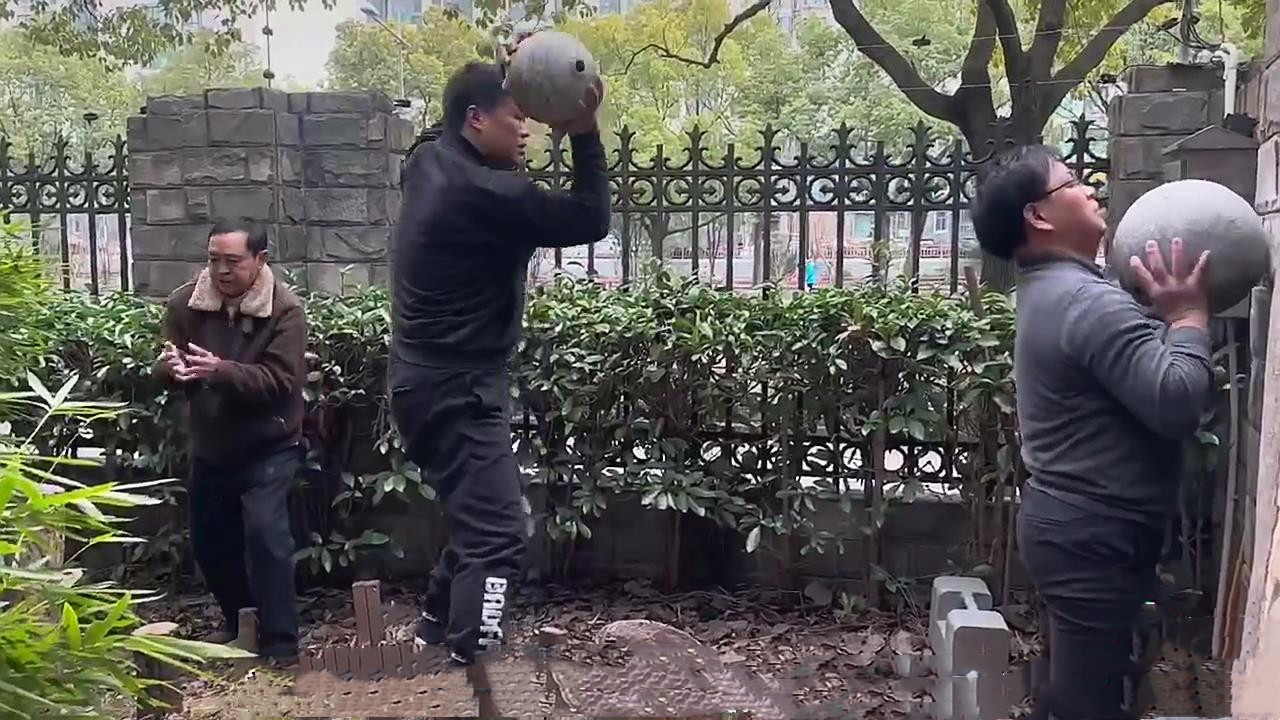 Ma Baoguo taught Tai Chi to his son and apprentice to receive hair. The ...