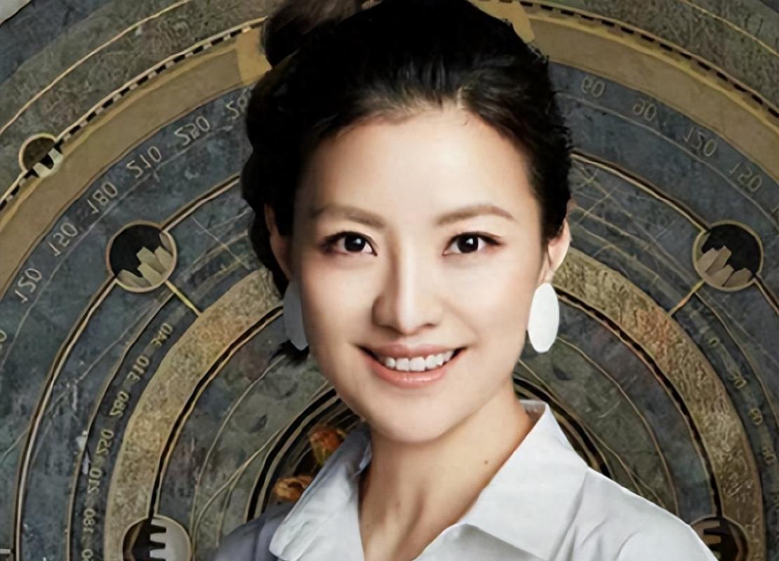 She was once the most beautiful host on CCTV. She lived with Sa Beining ...