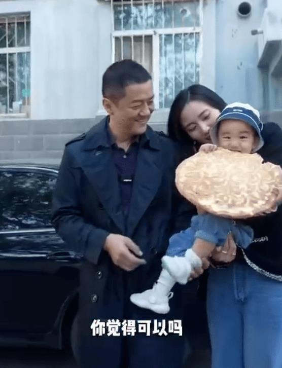 Li Yapeng brought his wife and daughter back to his hometown, and when ...