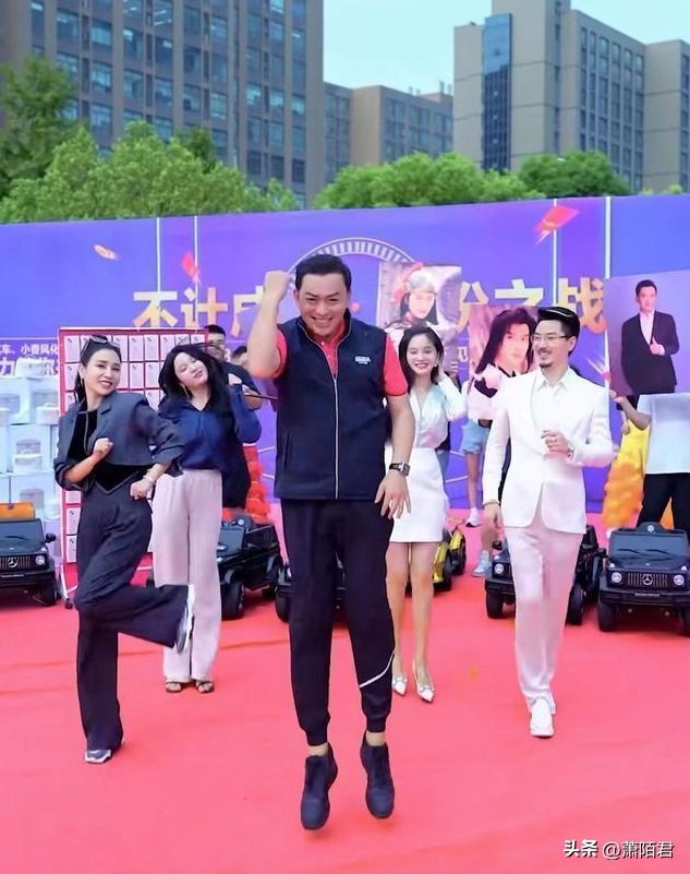Actor Huang Haibing is an internet celebrity, dancing hotly on the spot ...