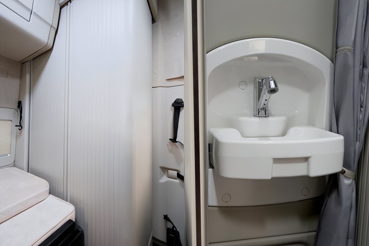 Voice from users: Taking into account high timeliness and low fuel consumption, Yingtu ...