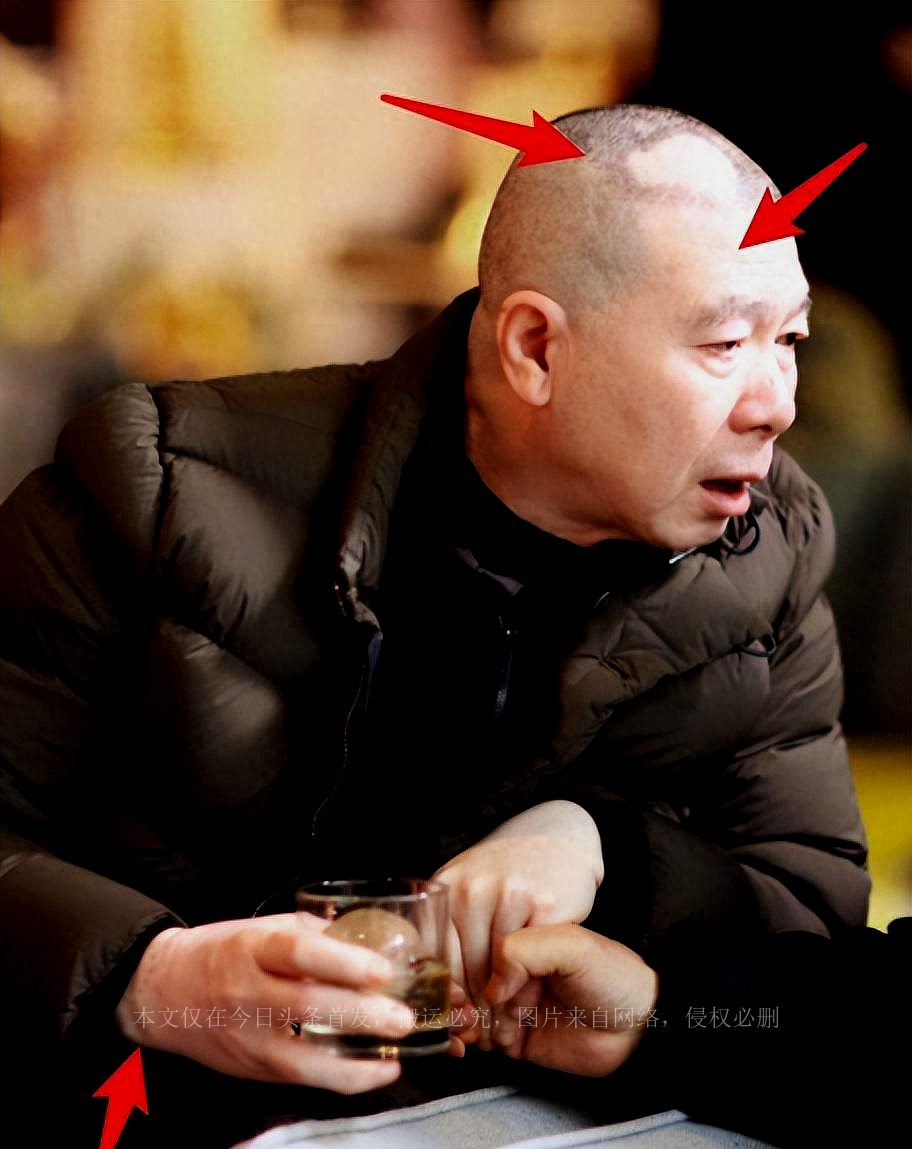 64-year-old Feng Xiaogang returned to China to attend the memorial service. His condition ...