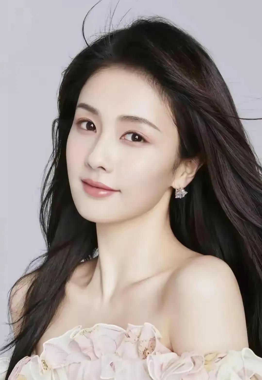 The goddess of pure desire, Yi Mengling, and the star walk on the red ...