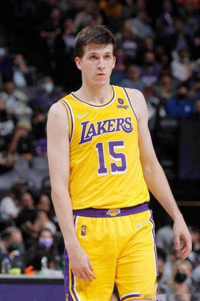 The savior of the Lakers, Reeves has become a fig leaf for the Lakers ...