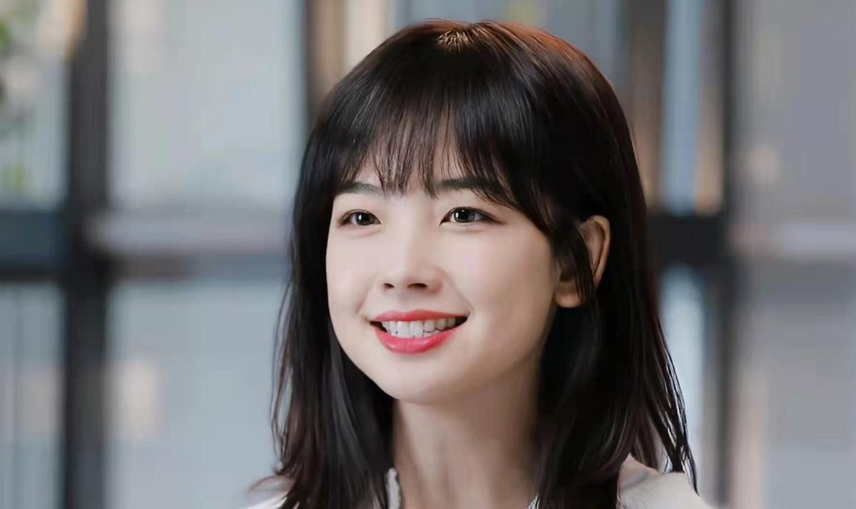 CCTV has launched another beautiful host!Wearing a shirt, the star's ...