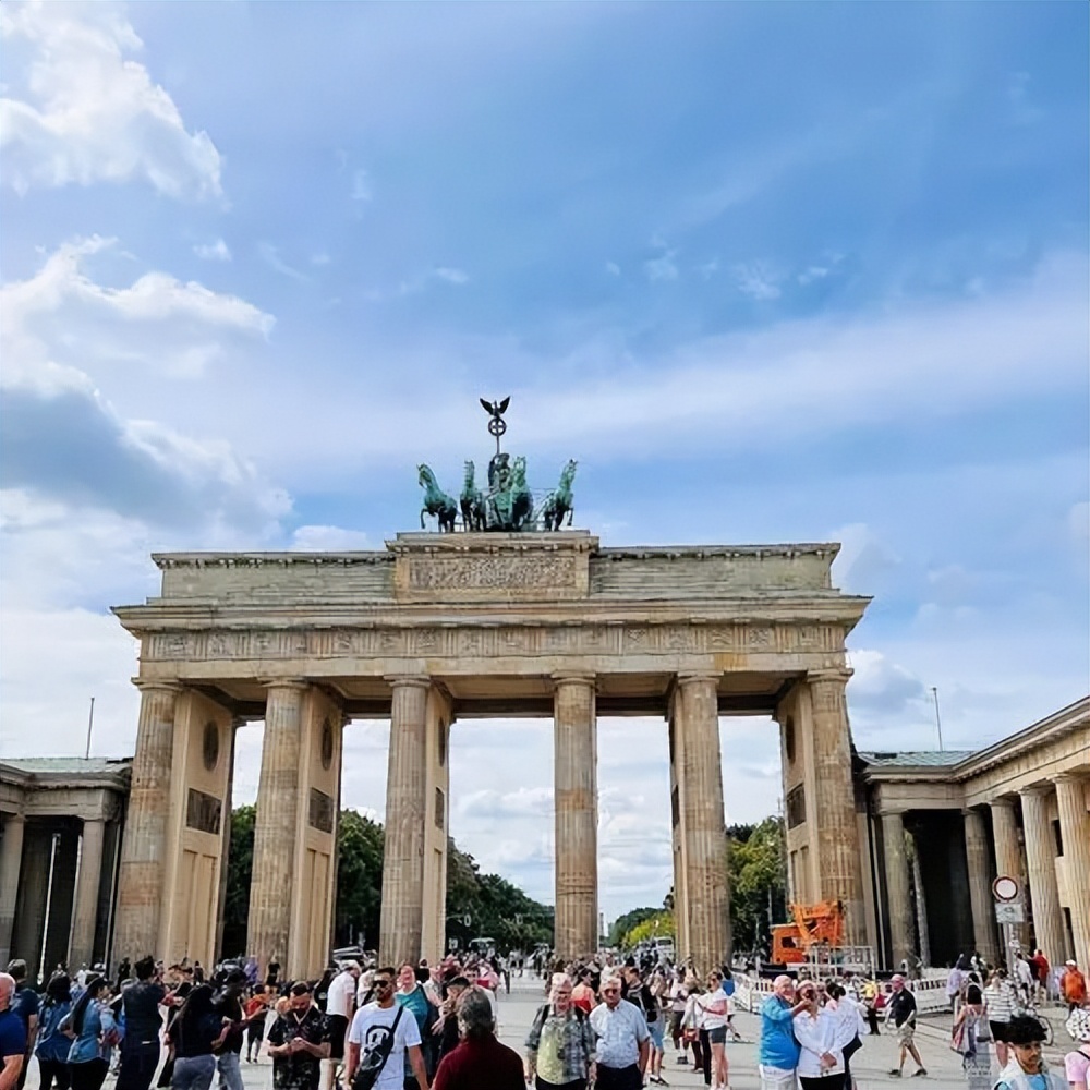 Walk into Germany and explore the historical and cultural symbols of ...