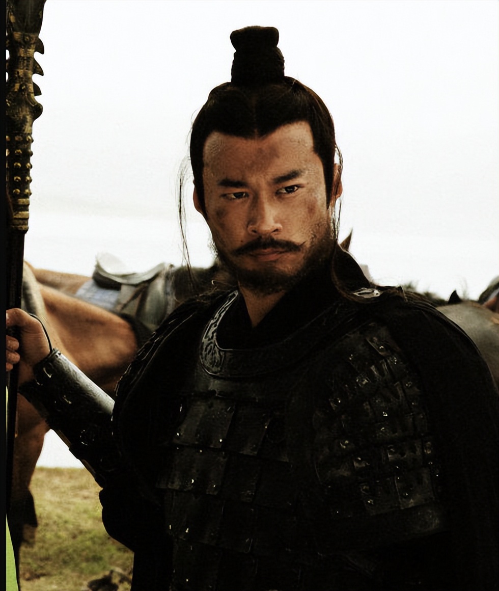 50-year-old Tan Kai is too dedicated to filming!Sitting in an iron cage ...