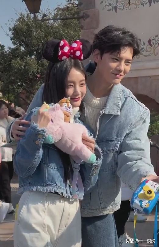 Disney ran into Li Yitong and Bi Wenjun, hugged her waist and took a photo of the couple, the ...