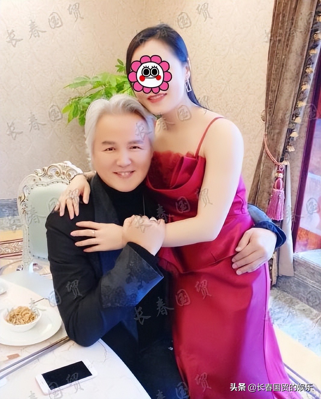 Zhang Ting's husband took a group photo with the long-haired woman ...