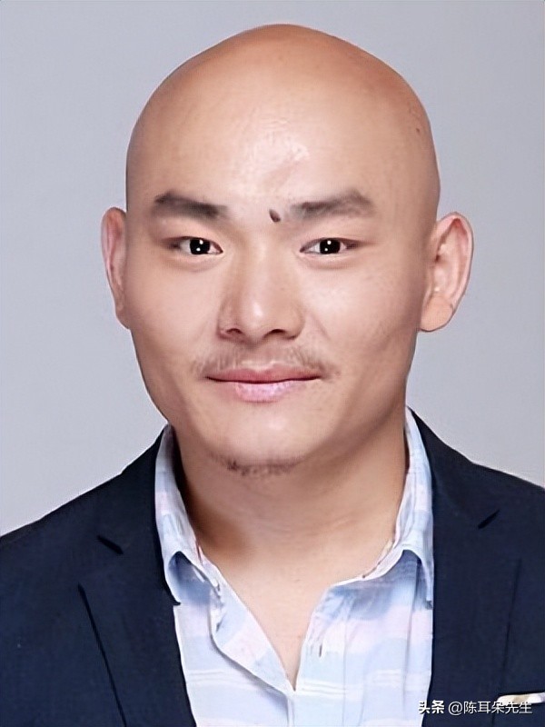 Yu Xin talked about Yue Song, Yue Song crushed a beer bottle with one ...