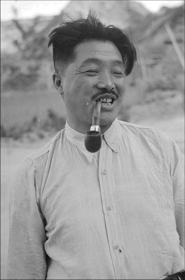 He Long, an old photo of Yan'an period - iNEWS