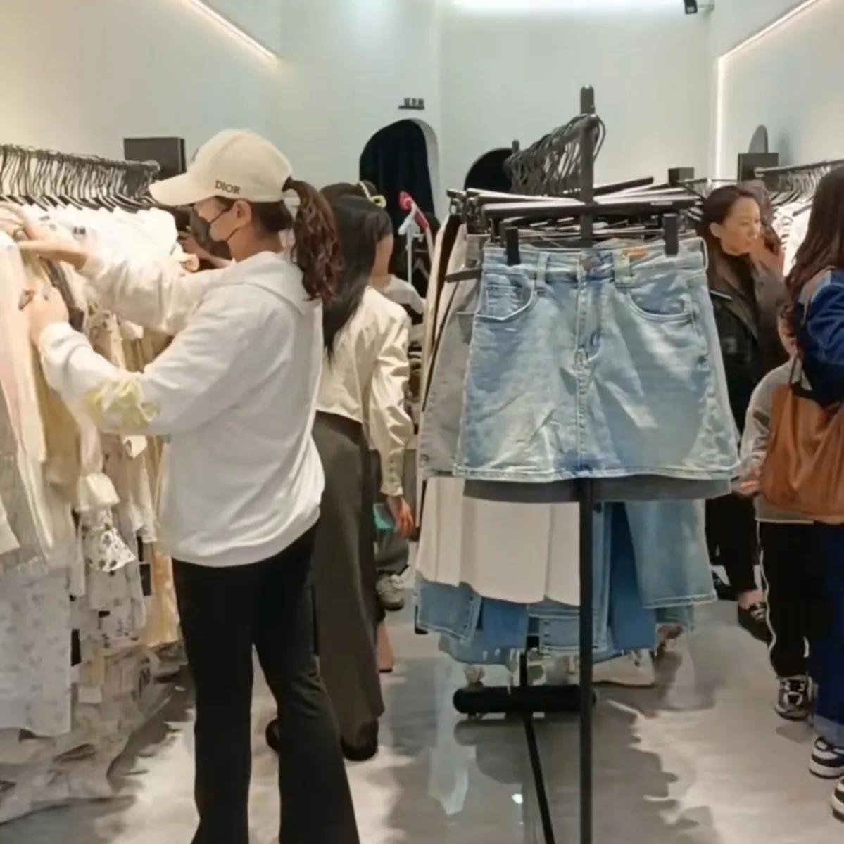 A national first-class actor came to Chen Yanan's clothing store to buy clothes, and also ...