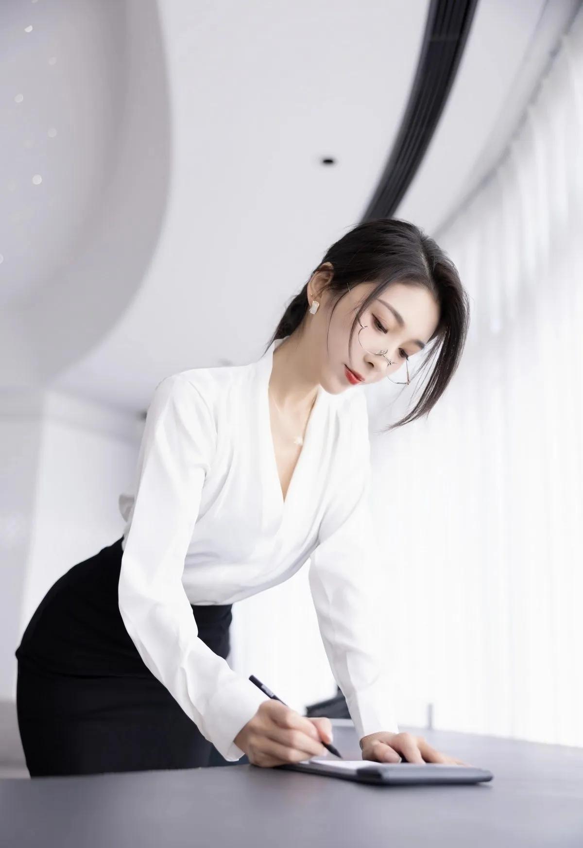 Lin Leyi, professional attire photo - iNEWS