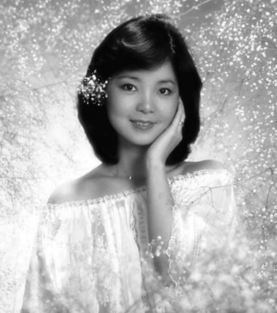 Review those outfits of Teresa Teng, you will find that fashion is a ...