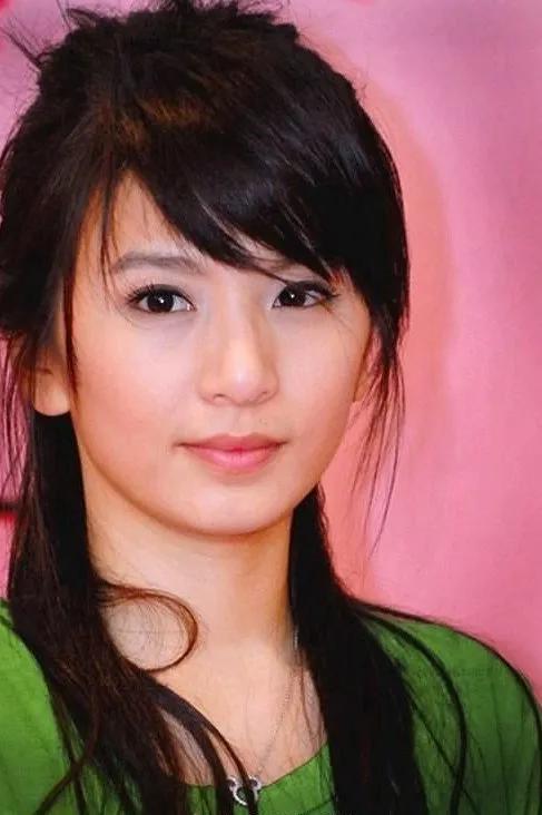 10 Female Celebrities With Flat Faces, But More and More - iNEWS