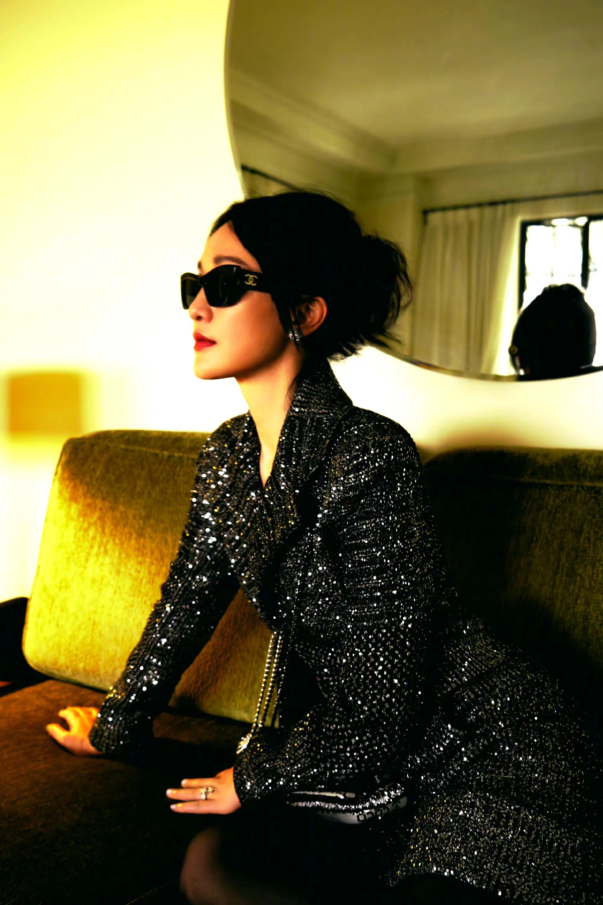 Zhou Xun's new look is cool and stylish, wearing a silver sequin suit ...