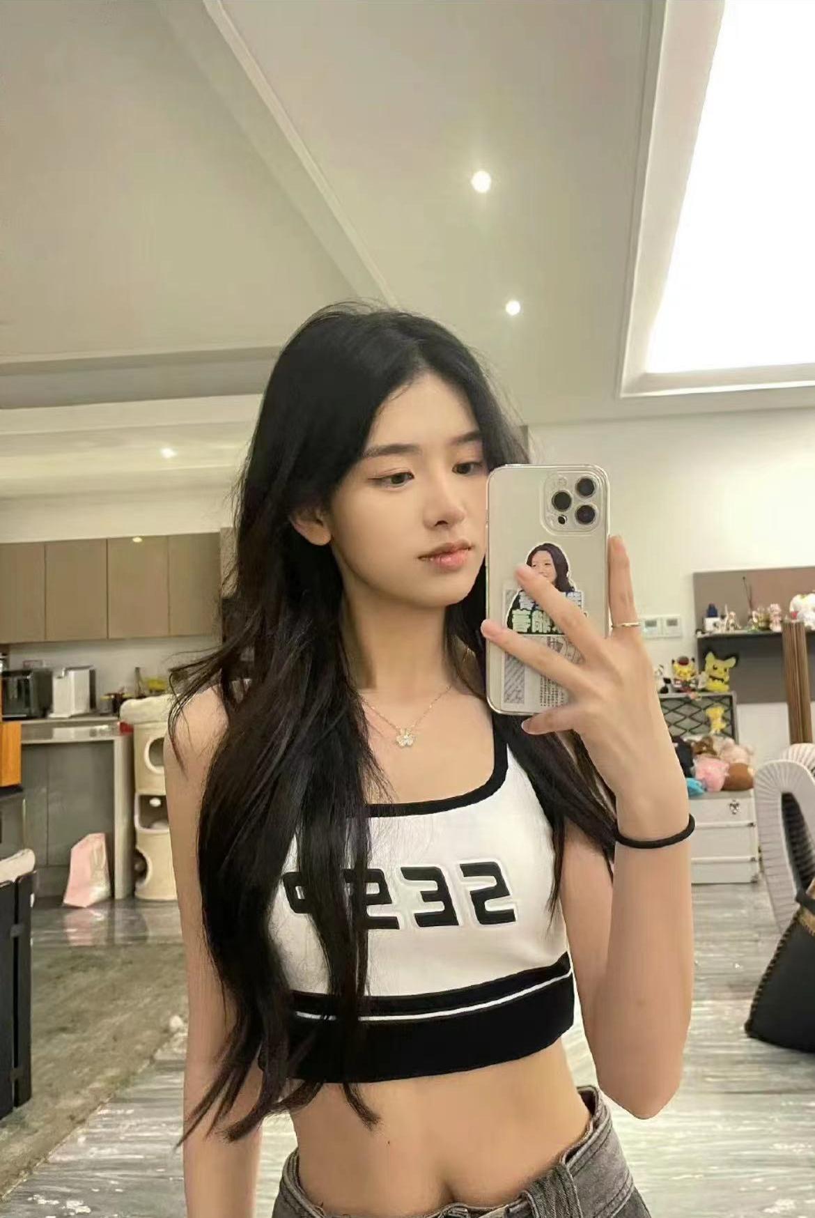 Wang Sicong brought four girlfriends home, with different styles, from pure to sexy, and took ...