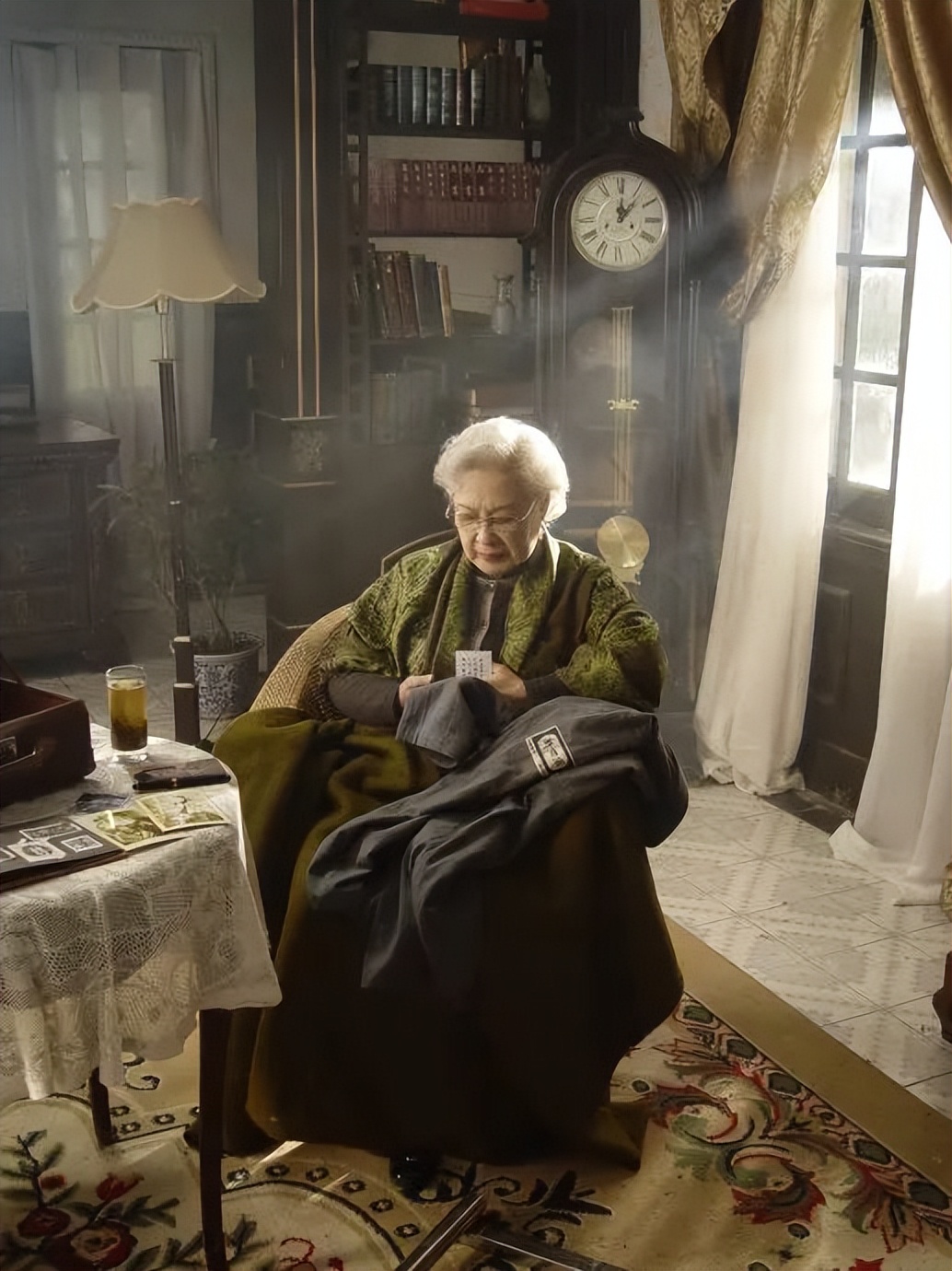 Qin Yi passed away at the age of 100. After experiencing hardships, she ...