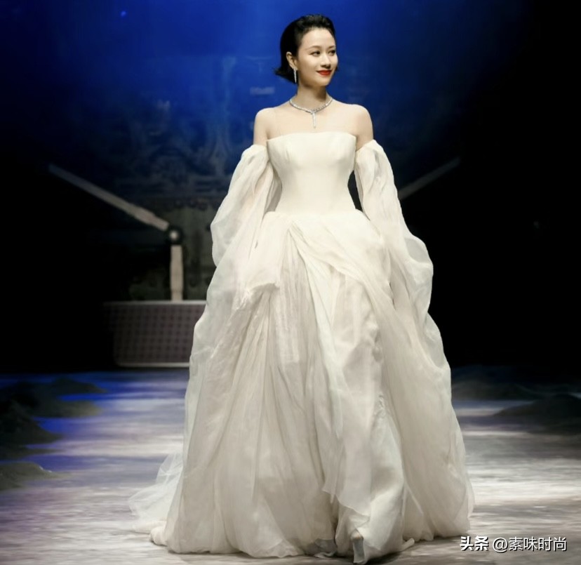 The 45-year-old Ni Hongjie has a girly feeling coming from her bones ...