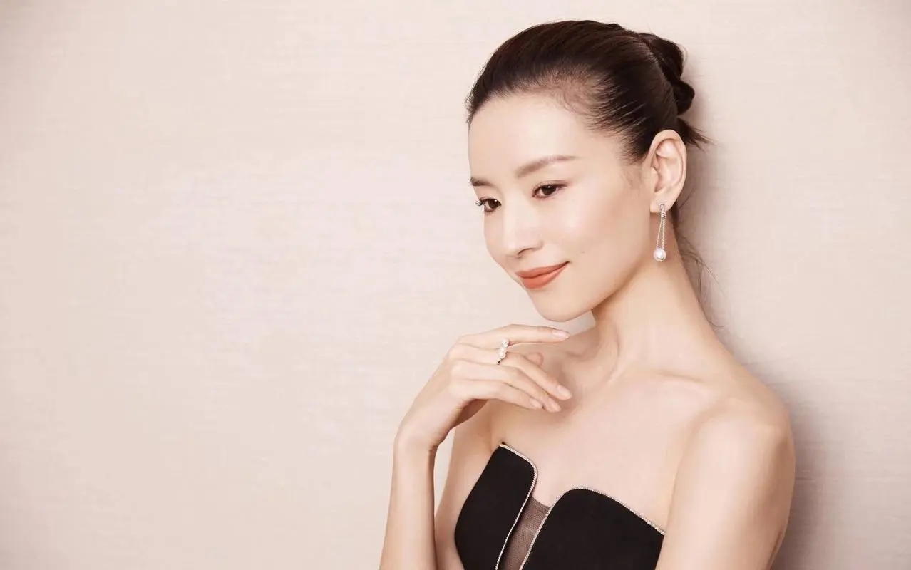 Dong Jie acted in the skit "The Adventures of Working", she wore a ...