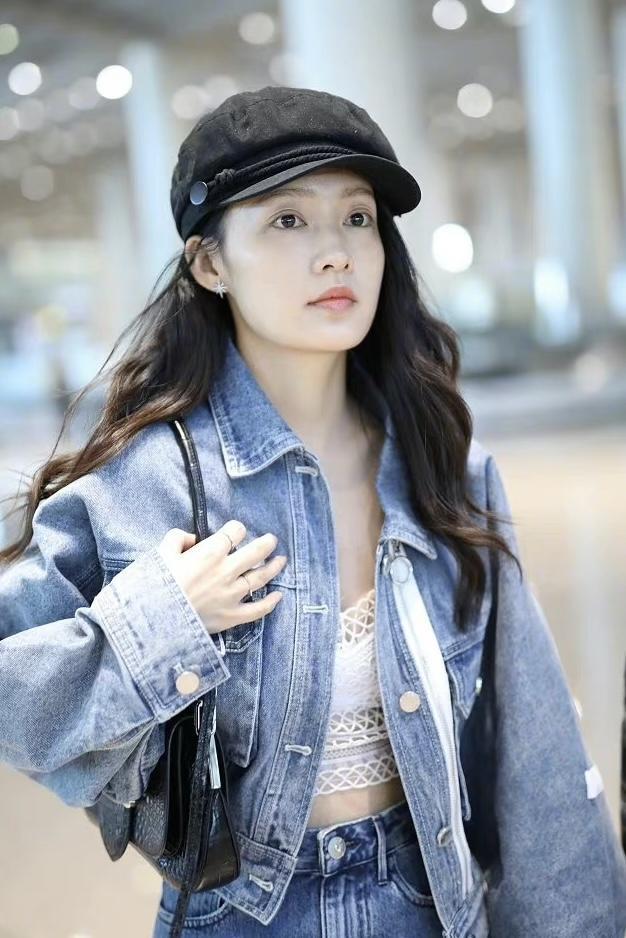 "Li Qin" is too girly. She wears a denim jacket and a miniskirt, and her long legs are very eye ...