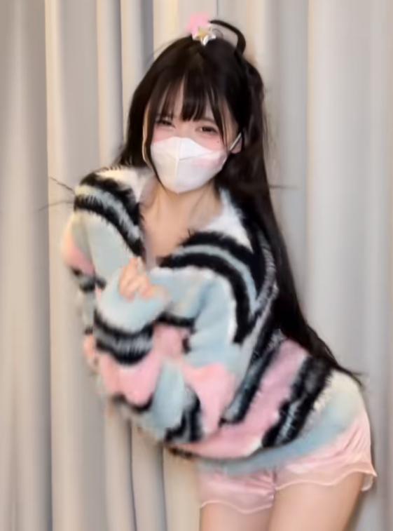 Internet celebrity "Cai Luoli" wears a navel-baring dress and claims to be slightly fat, causing ...