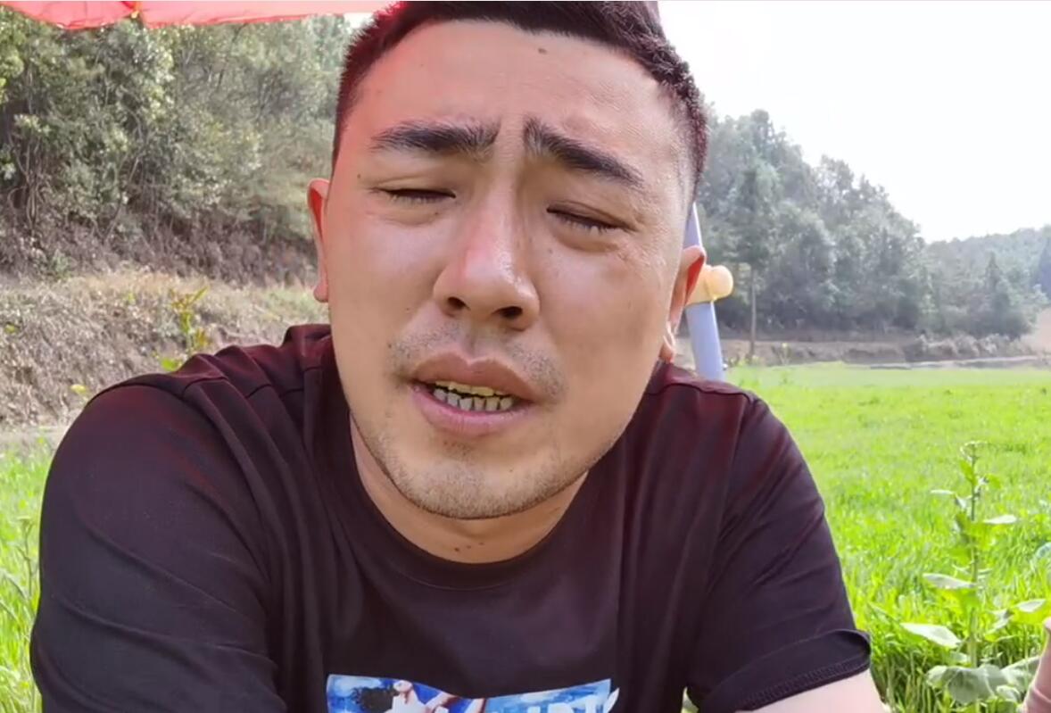 The first brother of Douyu Gourmet and his water friend fought each ...