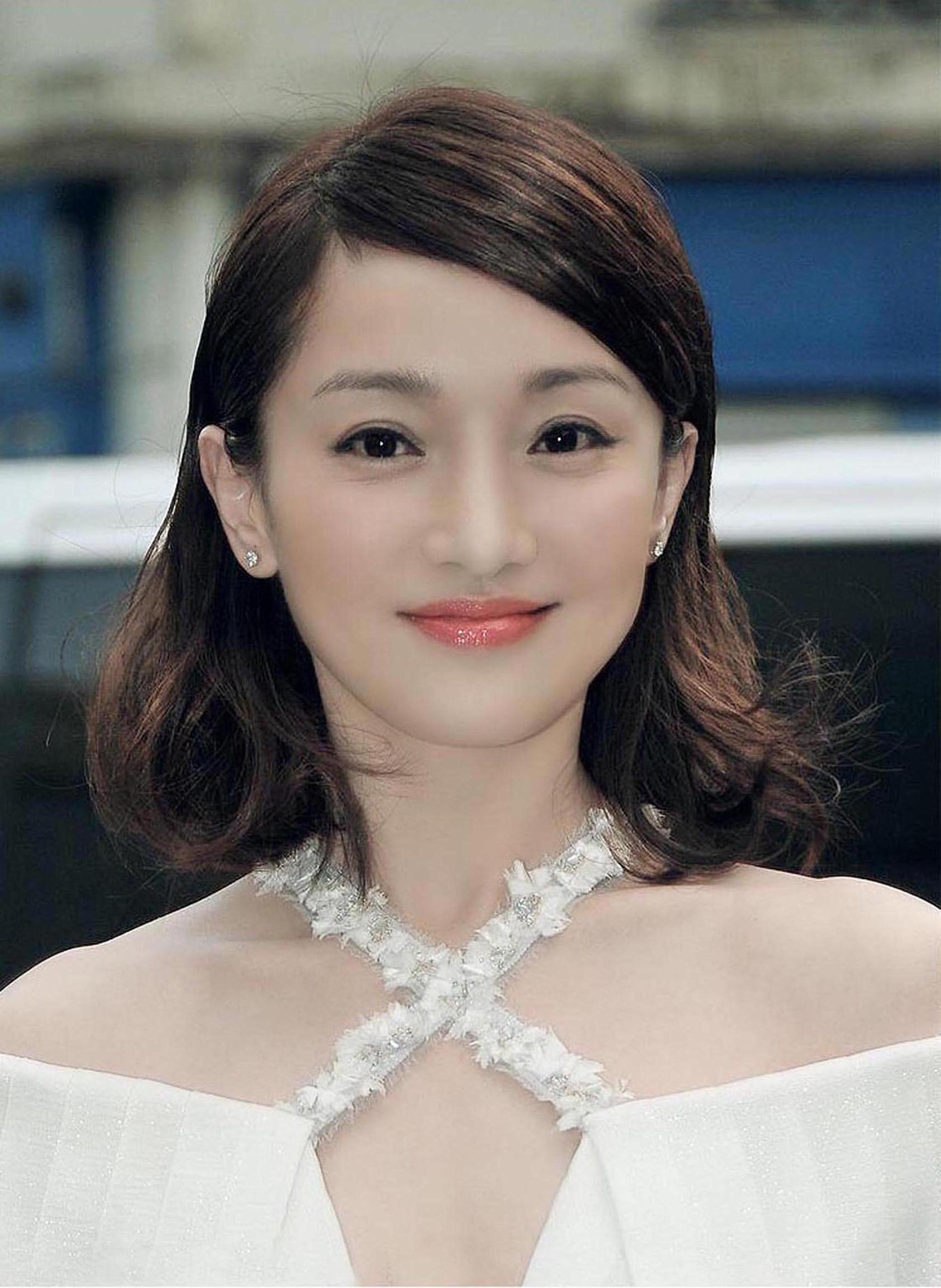 The 18-year-old Zhou Xun is a model for a painter. He dedicates himself ...