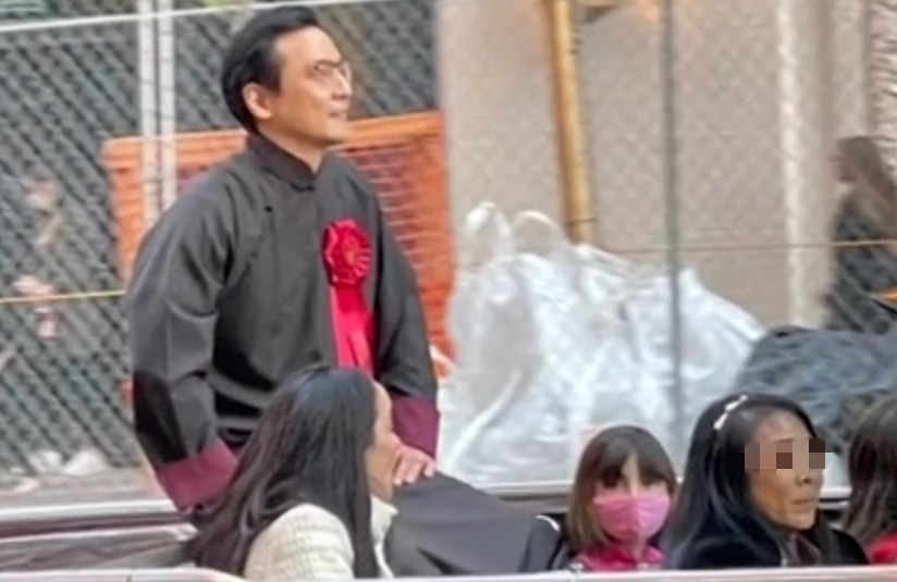 Wu Yanzu took a group photo to mourn his 93-year-old father, who was ...