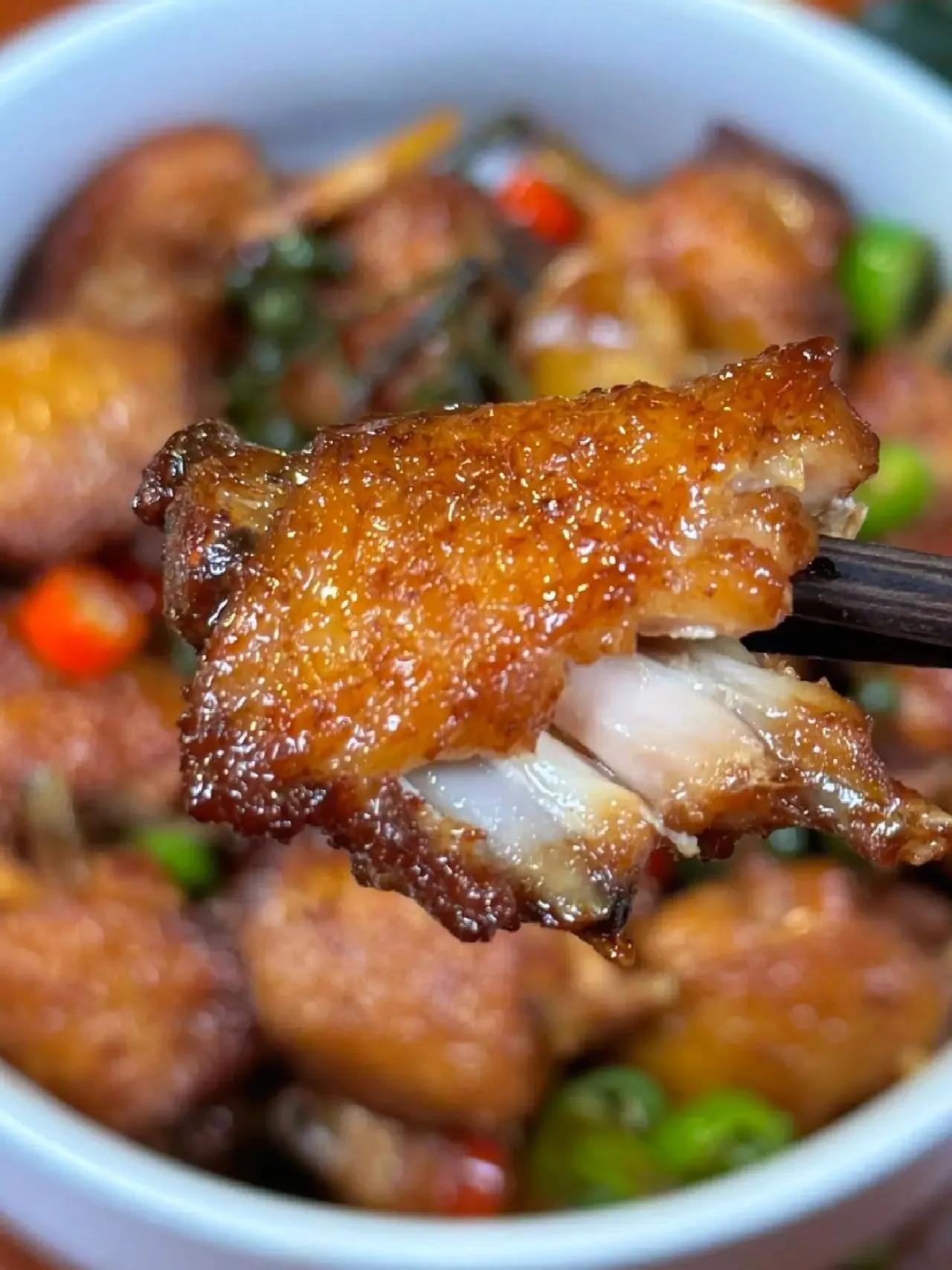 The small fried chicken with green peppercorns is really delicious ...