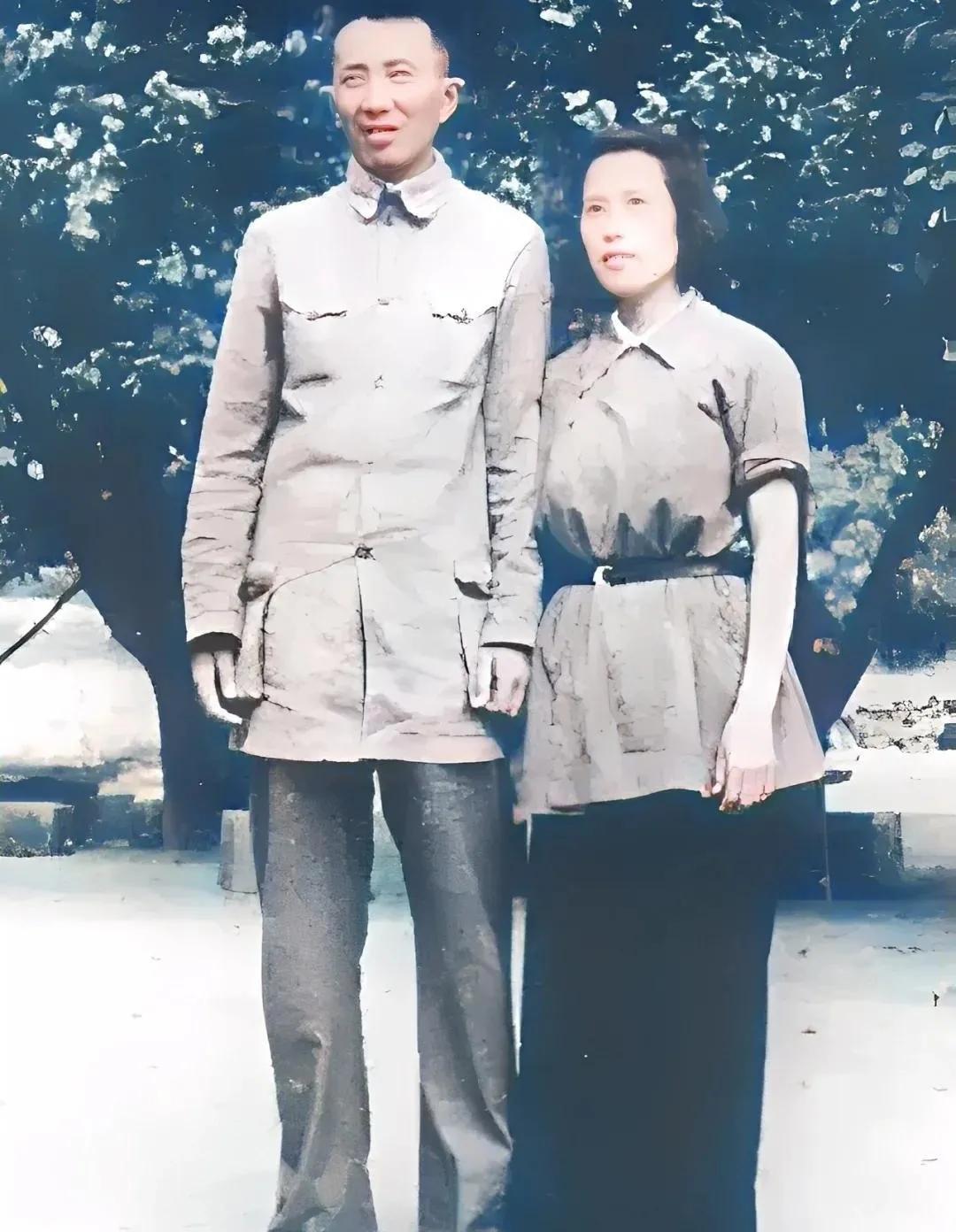 A group photo of Luo Ruiqing and his wife, she is not only beautiful ...