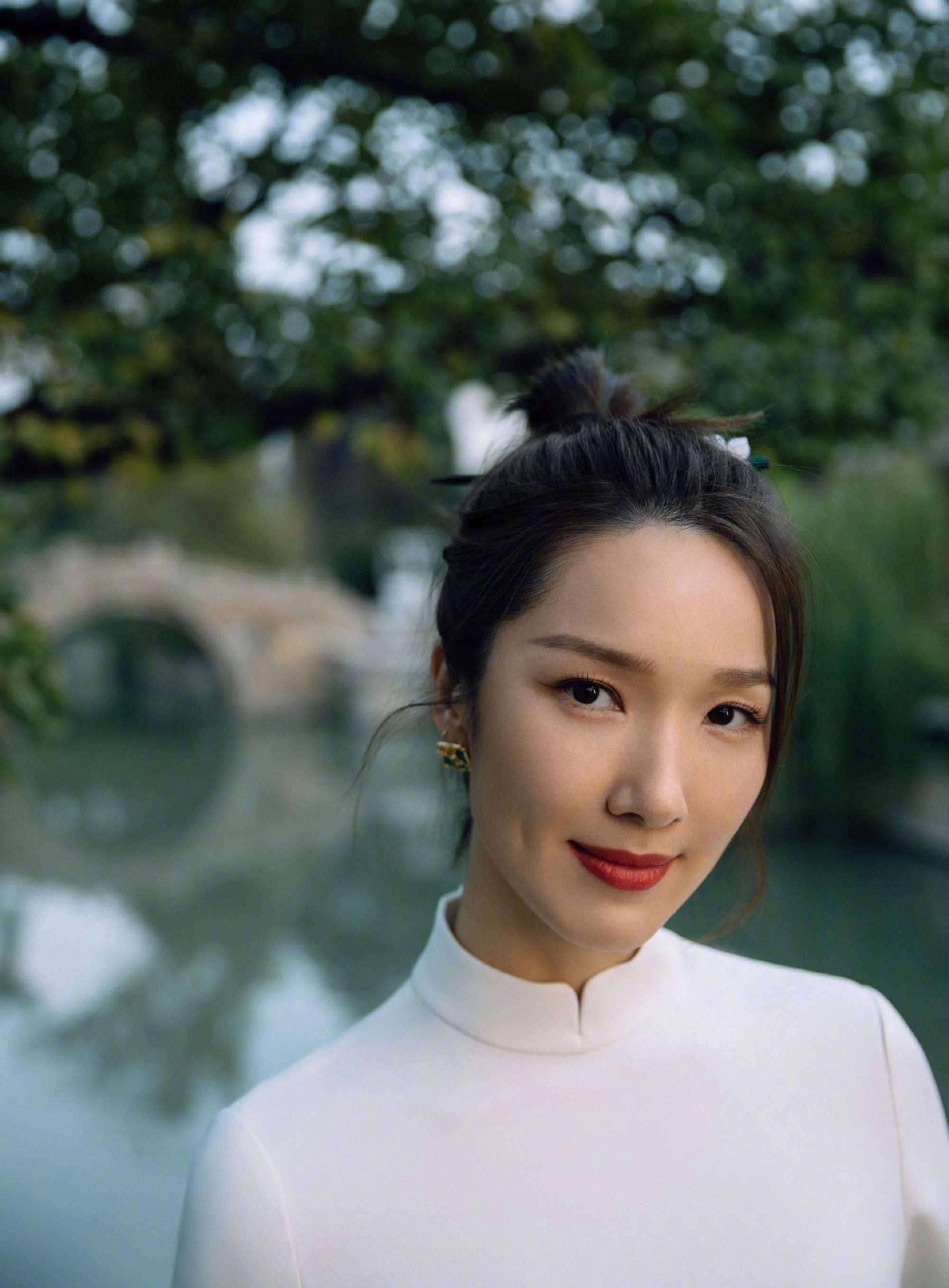 Miss Hong Kong champion Li Yanan shares the photo of the cheongsam, the ...