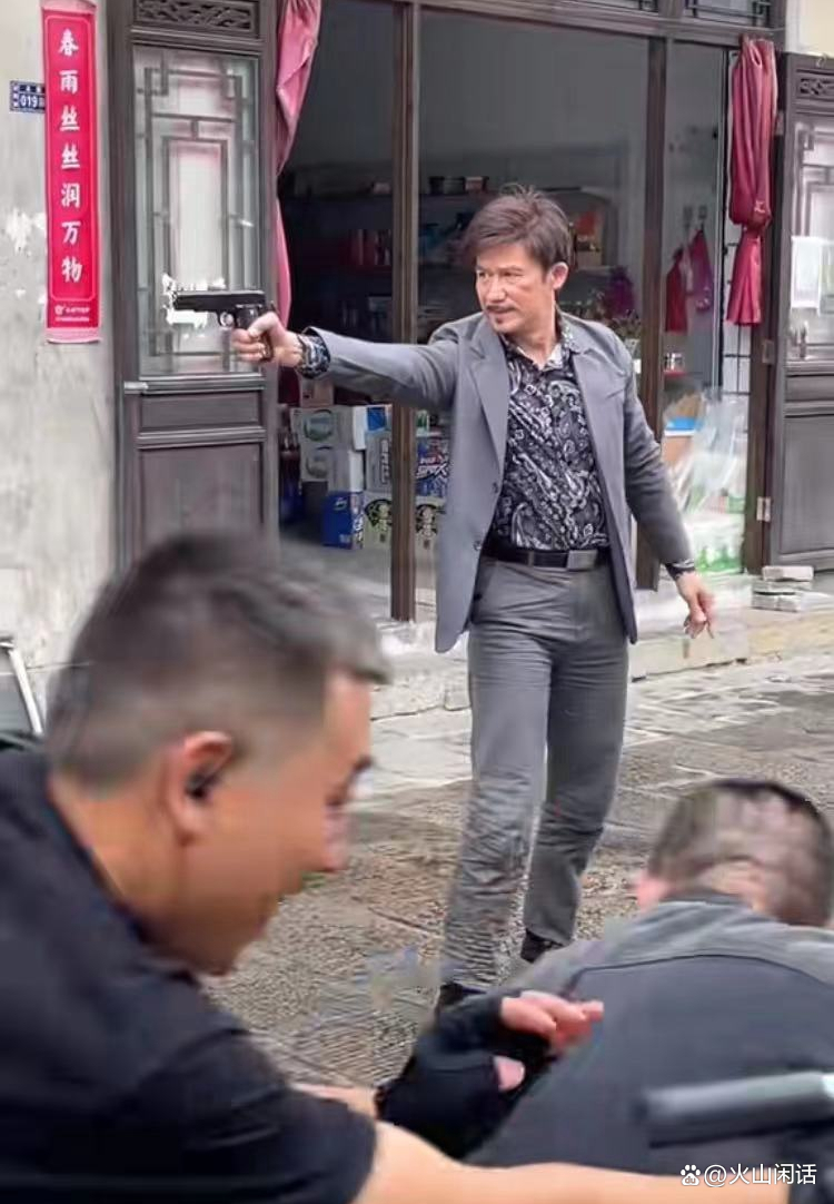 Li Zixiong appeared in Huangshan for filming and was surrounded by ...