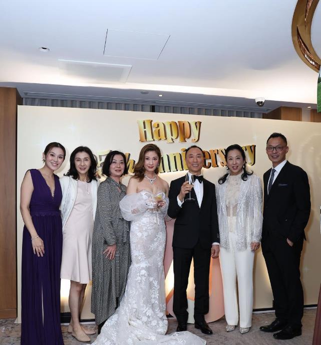 65-year-old Lingling Chu attended a wealthy party! Wearing pure white ...