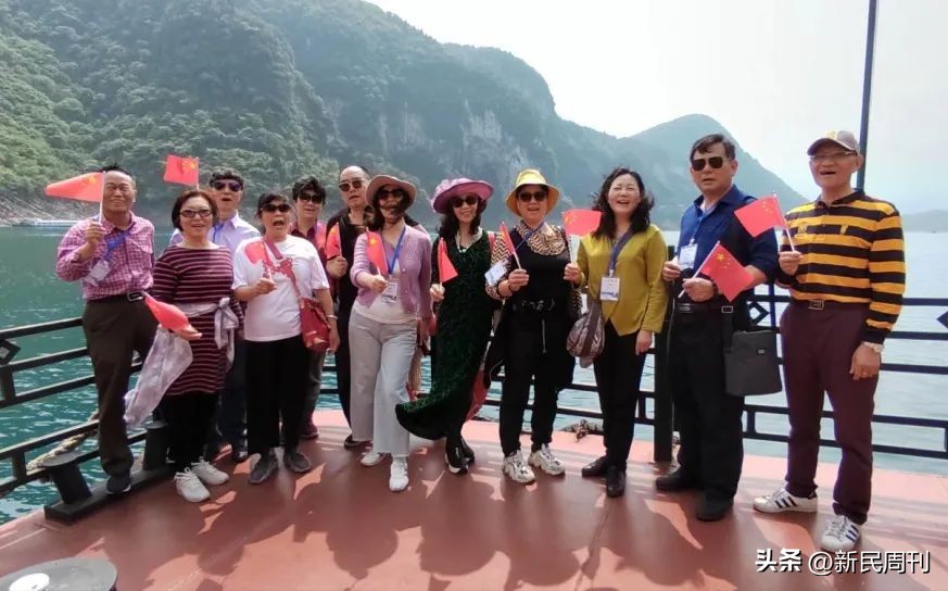 Tourists on the "Jing'an·Yiling" tourist train are delighted to see all ...