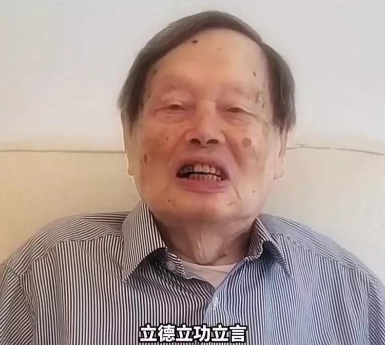 Weng Fan laughed happily at a party in Japan, wearing a cheongsam in ...