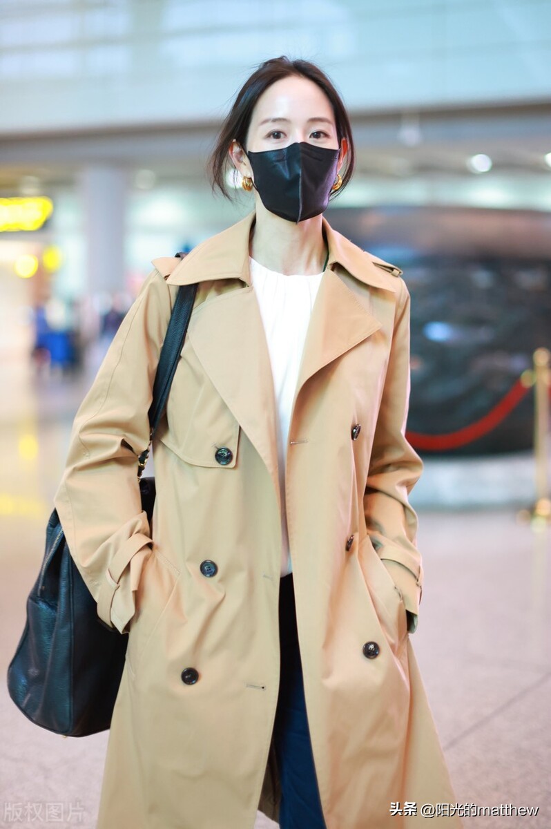 Zhang Junning appeared at Beijing Capital Airport and took a group ...