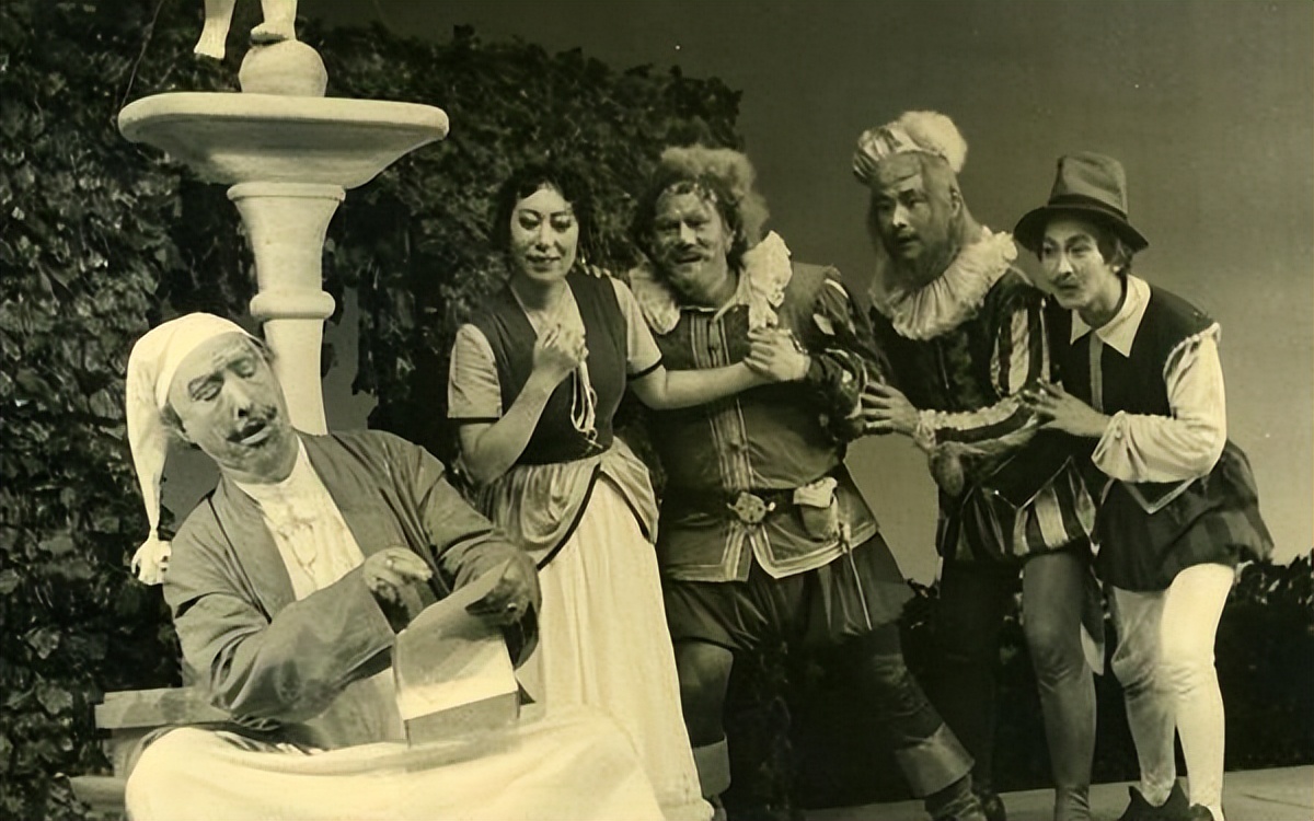 Analyzing the essence and development of ancient Greek comedy from the ...