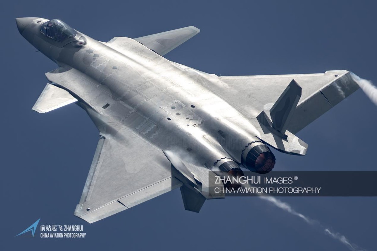 The J-20 pulled out the Mach ring on a sunny day, the Taiwan Island Air ...