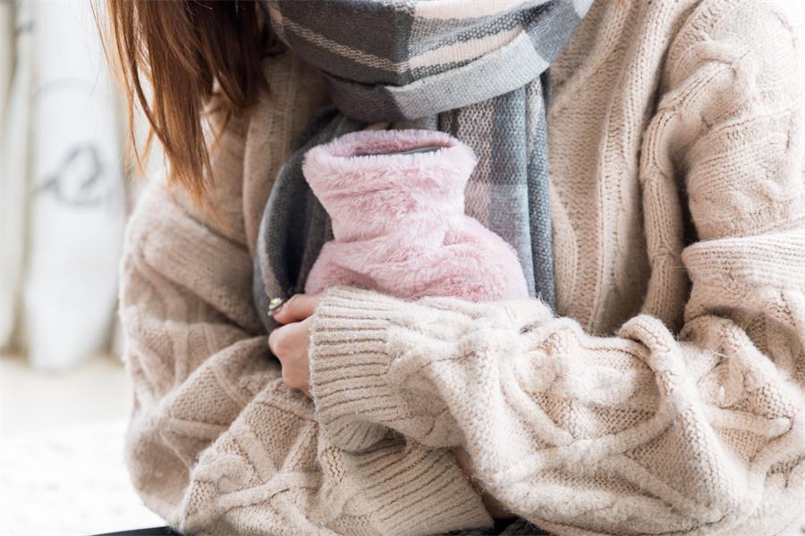 Why do many women have cold hands and feet when it comes to autumn and ...