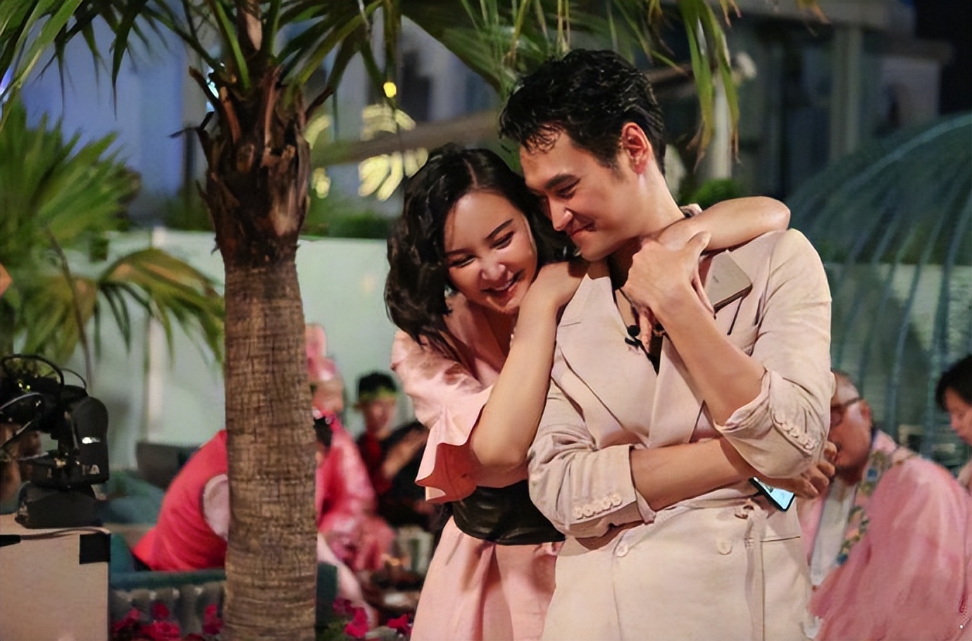 Yuan Hong's 40th birthday, Zhang Xinyi hugged his son and appeared on ...