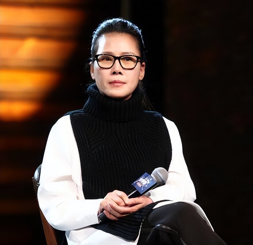 Tian Zhen swims in the swimming pool halfway up the mountain, his ...